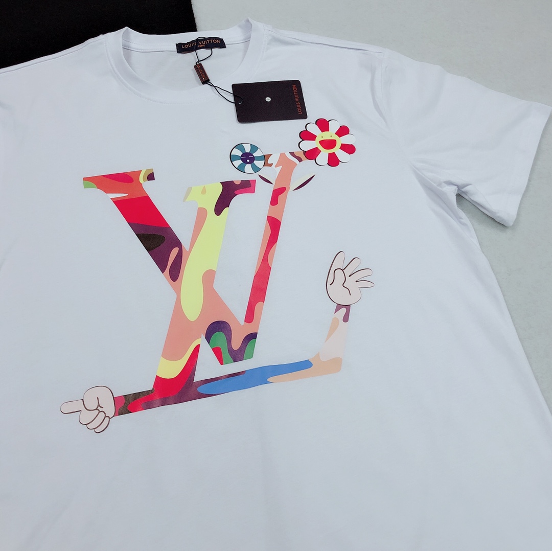 lv 2021ss春夏最新联名款宽松圆领短tee，lv手势太阳花印花短袖男女同款 时尚太阳花老花图案印花短袖t恤衫！领先官网发售！M L XL ...