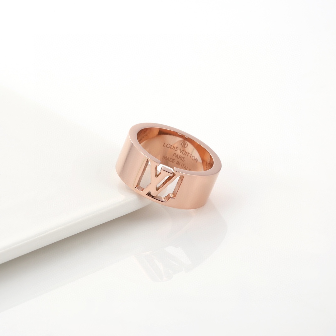 LVLV 镂空字母戒指 官网同步在售3000+原版购入1:1打造，刻字清晰可见精度对版正品最高版本没有之一。专柜全套包装盒！送人倍儿有面~原版 ...